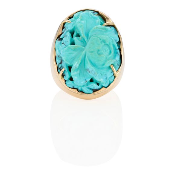 Bonhams : 14K GOLD AND CARVED TURQUOISE RING