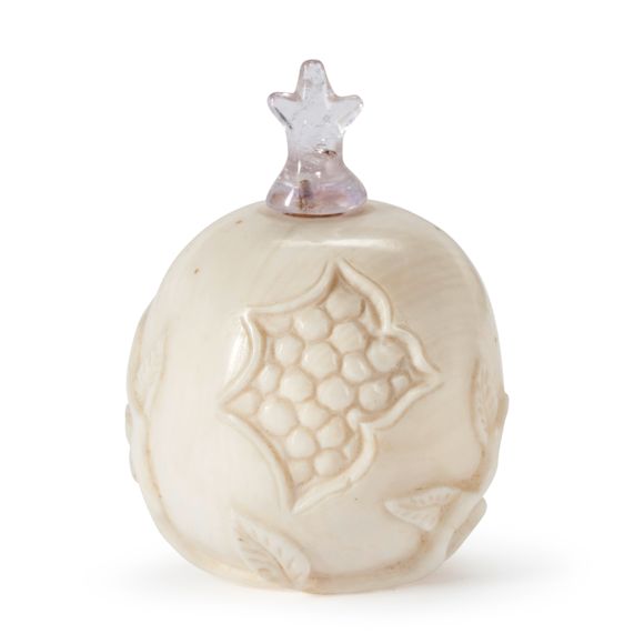 Bonhams Skinner : A SHELL SNUFF BOTTLE CARVED IN THE FORM OF A ...