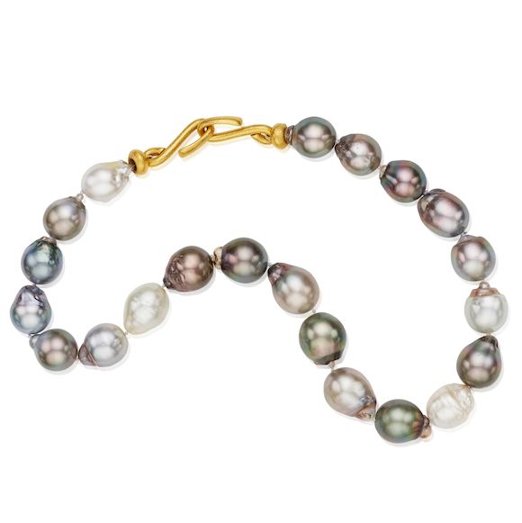 Bonhams : LINDA LEE JOHNSON: AN 18K GOLD AND CULTURED PEARL NECKLACE