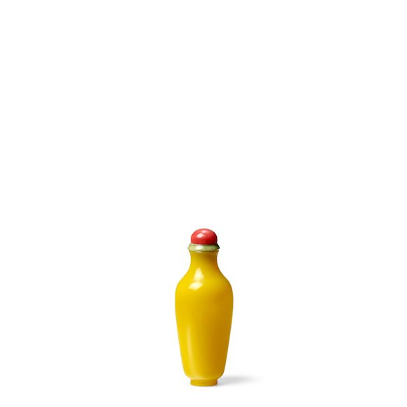 Bonhams : A PLAIN IMPERIAL-LEMON-YELLOW GLASS 'MEIPING' SNUFF BOTTLE ...