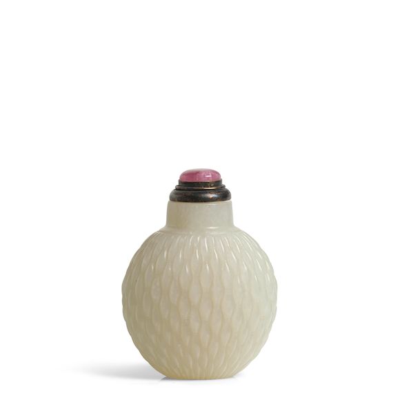 Bonhams : A WHITE JADE SPADE-SHAPED BAMBOO-BASKET-WEAVE SNUFF BOTTLE ...