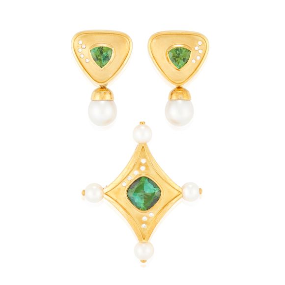 Bonhams Skinner : SUSAN SADLER: AN 18K GOLD, GREEN TOURMALINE, CULTURED ...