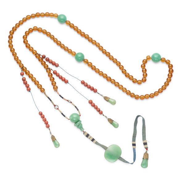 Bonhams : AN AMBER-GLASS MANDARIN COURT NECKLACE, CHAOZHU 19th century