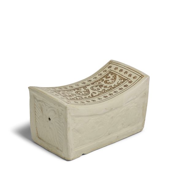 Bonhams : A CIZHOU 'SGRAFFITO' INGOT-SHAPED PILLOW Song Dynasty
